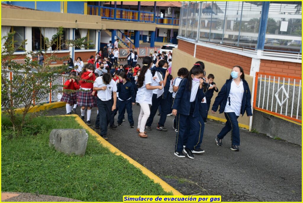 Simulacro de evacuación por escape de gas - Colegio San Luis Rey